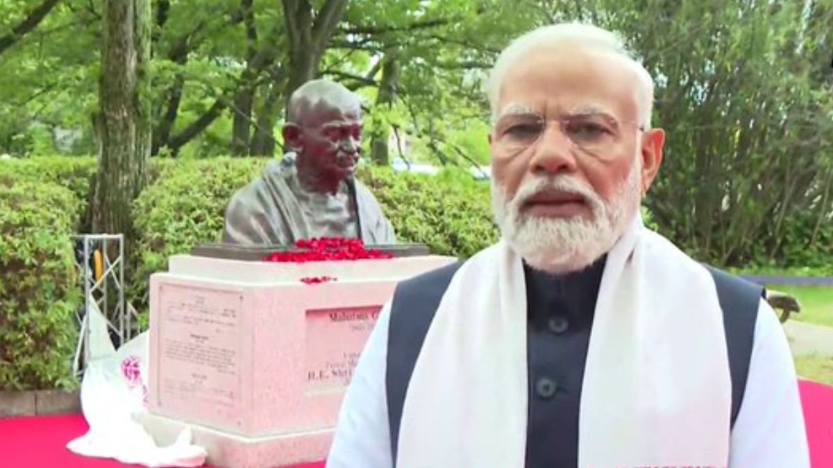PM Narendra Modi unveils bust of Mahatma Gandhi in Hiroshima Japan- G7 ...