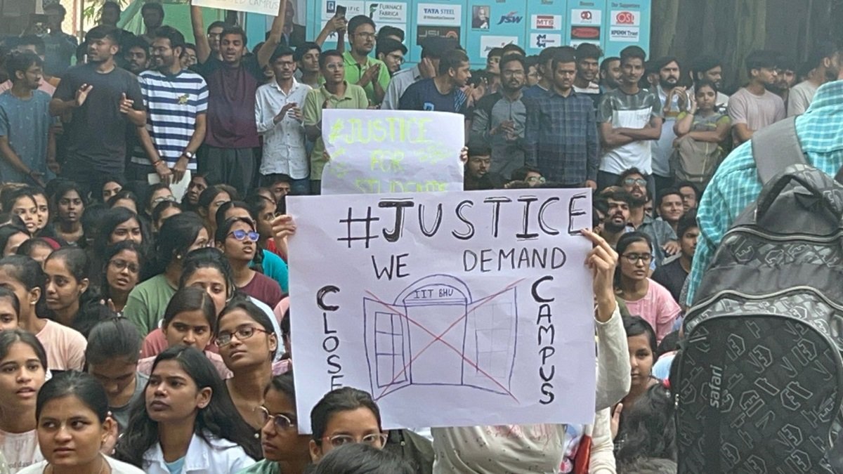 IIT BHU में अब कैसे हैं हालात, आधी रात छात्रा के कपड़े उतरवाकर की थी ...