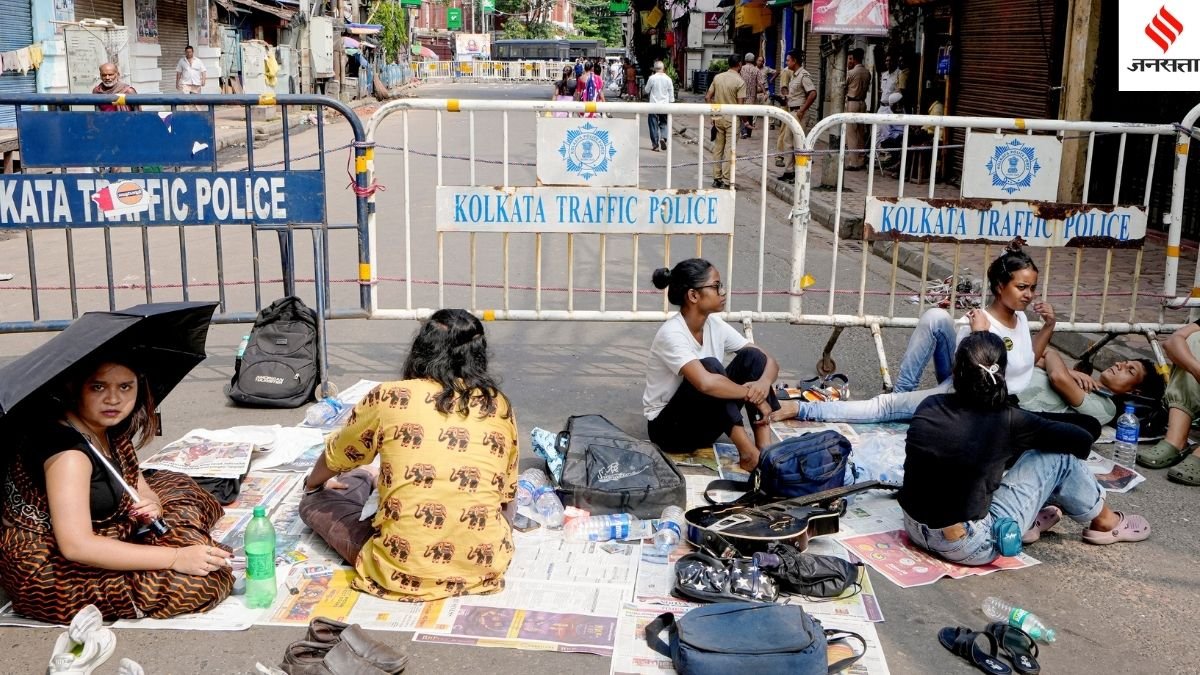 West Bengal Doctors hold torchlight protest in RG Kar rape and murder ...