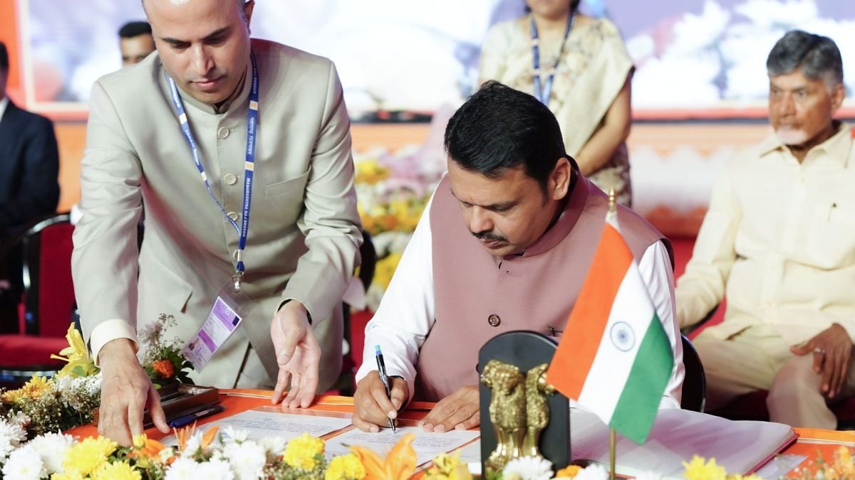 Devendra Fadnavis signs patient treatment file after become cm cabinet ...