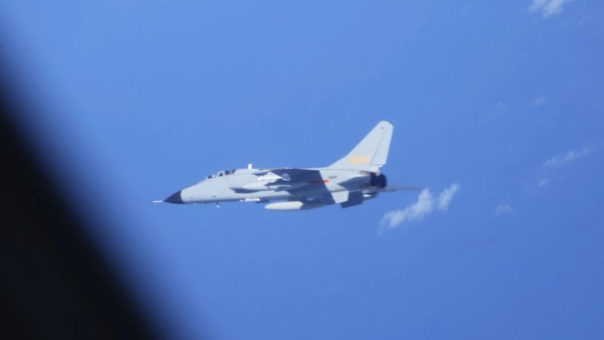Chinese fighter bomber flew close to aircraft of Japan Air Self Defense ...