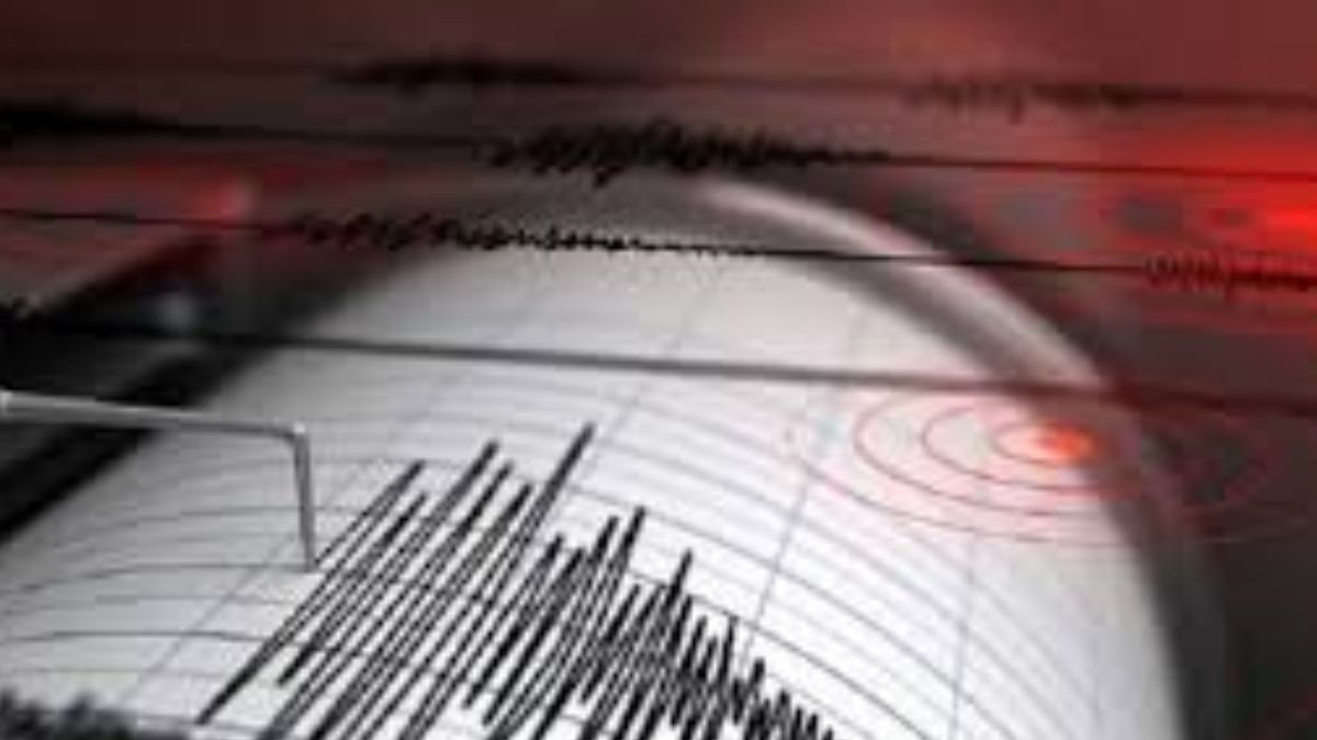 Earthquakde In Delhi-NCR Breaking News | दिल्ली-NCR में डोली धरती, भूकंप के तेज झटकों से टूटी ...