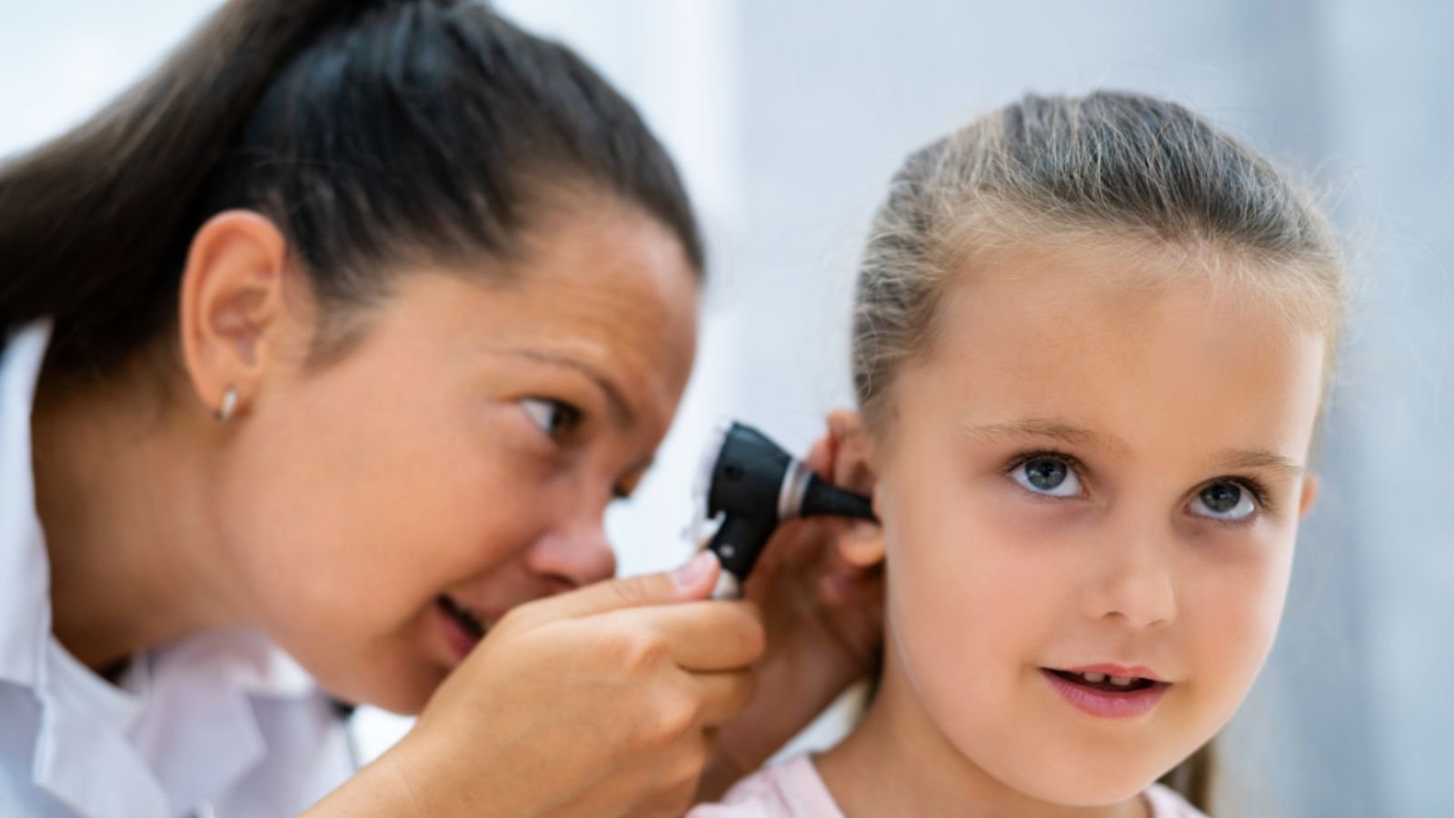 How to Safely Clean Your Child’s Ears at Home - घर पर बच्चों के कान का ...