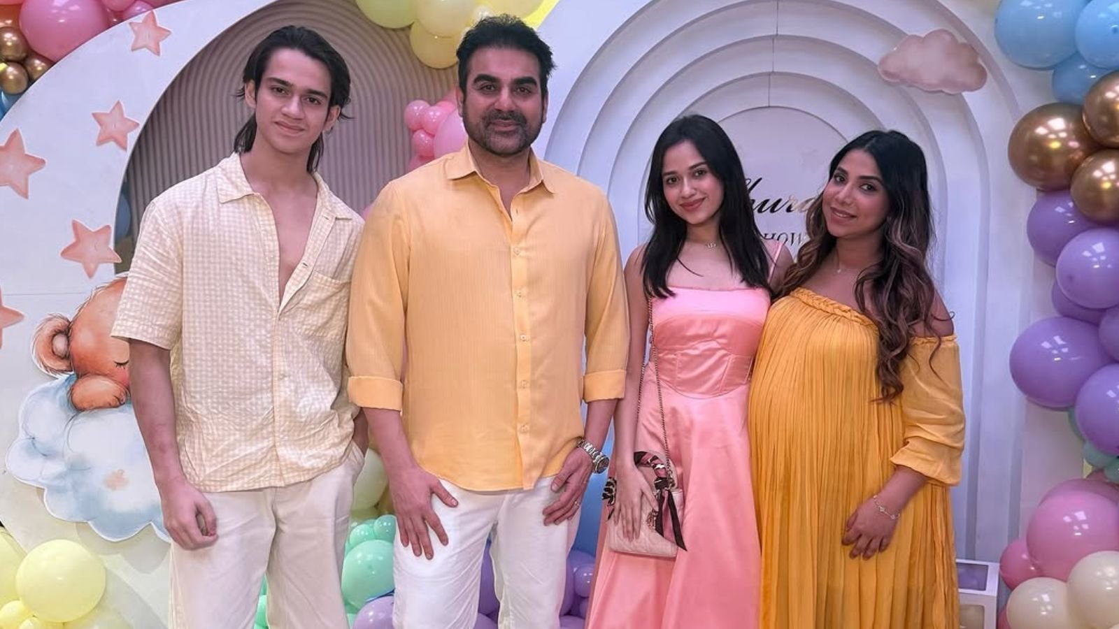 जन्नत जुबैर ने दिखाई शूरा खान के बेबी शॉवर की इनसाइड तस्वीरें, सलमान संग पोज देती आईं नजर ...