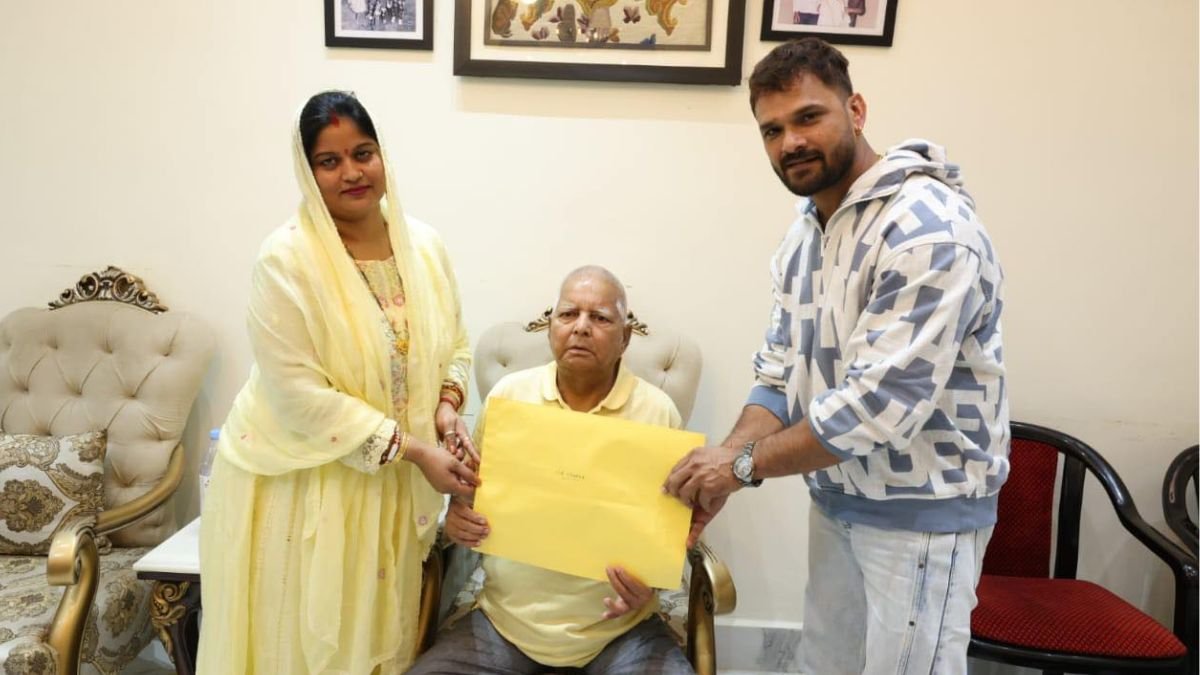 Khesari Lal Yadav wife Chanda Devi joins RJD in presence of Tejashwi Yadav भोजपुरी सिनेमा के ...